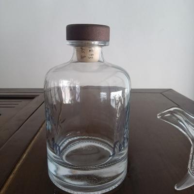 Cina Collare in vetro a colori personalizzato 500ml 700ml 750ml Bottiglia di whisky vodka in vendita