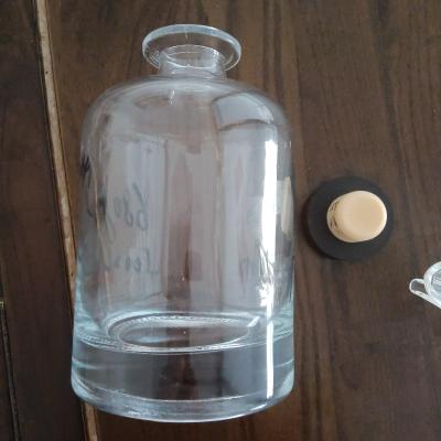 Cina Collare in vetro a colori personalizzato 500ml 700ml 750ml Bottiglia di whisky vodka in vendita