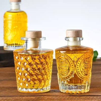 Cina Bottiglia di whisky cosmetico da 280 ml con strisce e incisione in triangolo trasparente in vendita