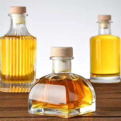 Cina Bottiglia di whisky cosmetico da 280 ml con strisce e incisione in triangolo trasparente in vendita