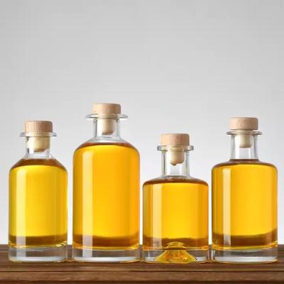 Cina Bottiglia di whisky cosmetico da 280 ml con strisce e incisione in triangolo trasparente in vendita