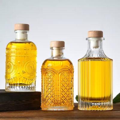 Cina Bottiglia di whisky cosmetico da 280 ml con strisce e incisione in triangolo trasparente in vendita