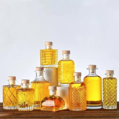 Cina Bottiglia di whisky cosmetico da 280 ml con strisce e incisione in triangolo trasparente in vendita