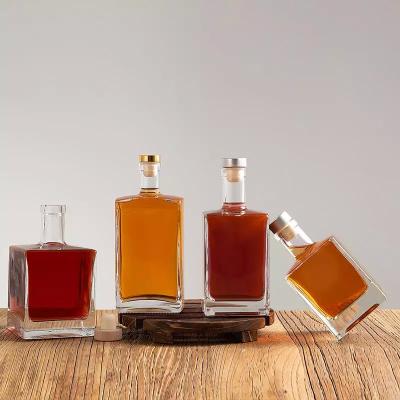 Cina Materiale di base Vetro personalizzato 500 ml 750 ml Bottiglia di vetro di vino quadrato con tappo di sughero in vendita