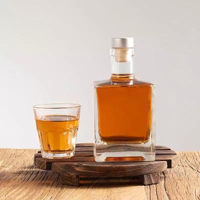 Cina Materiale di base Vetro personalizzato 500 ml 750 ml Bottiglia di vetro di vino quadrato con tappo di sughero in vendita
