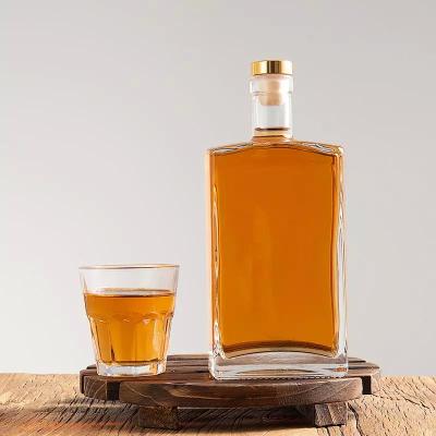 Cina Materiale di base Vetro personalizzato 500 ml 750 ml Bottiglia di vetro di vino quadrato con tappo di sughero in vendita