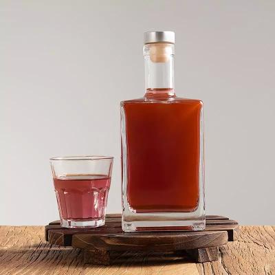 Cina Materiale di base Vetro personalizzato 500 ml 750 ml Bottiglia di vetro di vino quadrato con tappo di sughero in vendita