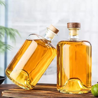 Cina Bottiglia in vetro di vodka con tappo di sughero e capacità 280 ml in vendita