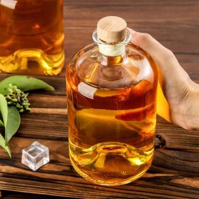 Cina Bottiglia in vetro di vodka con tappo di sughero e capacità 280 ml in vendita