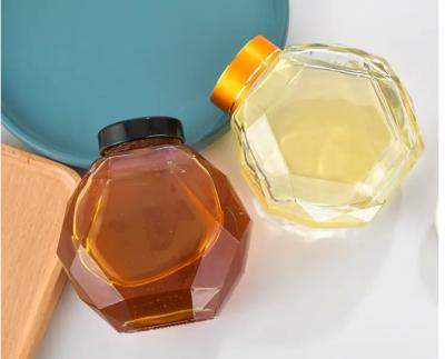 Cina 300 ml di vasetti di miele in vetro esagonale personalizzati con sigillo di sughero e con un becco di legno in vendita