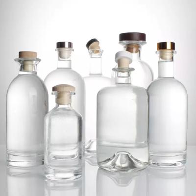 Cina Collare di vetro personalizzato 500ml 750ml Vodka Whisky Vuoto Flint Cup Bottiglia di succo di olio d'oliva Baijiu in vendita