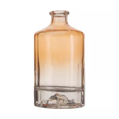 Cina Colletto di vetro Bottiglia di whisky vodka con tappo di sughero 750ml Capacità personalizzata lusso in vendita