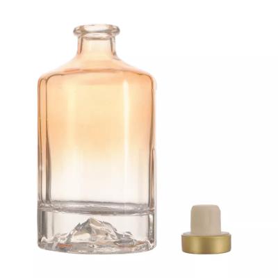 Cina Colletto di vetro Bottiglia di whisky vodka con tappo di sughero 750ml Capacità personalizzata lusso in vendita