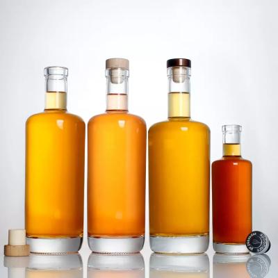 Cina 500 ml 700 ml 750 ml Bottiglia di liquore in vetro chiaro per whisky Tequila Brandy Gin Vodka Rum in vendita