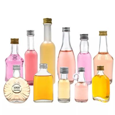 Cina Materiale del corpo Vetro 30ml 40ml 50ml 100ml Mini bottiglia per bevande Succo di vino Alcolici in vendita