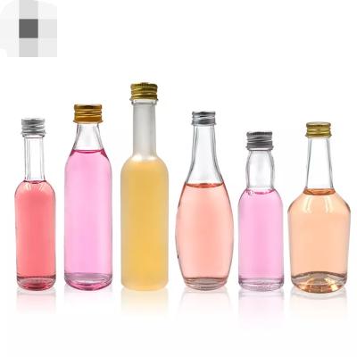 Cina Materiale del corpo Vetro 30ml 40ml 50ml 100ml Mini bottiglia per bevande Succo di vino Alcolici in vendita