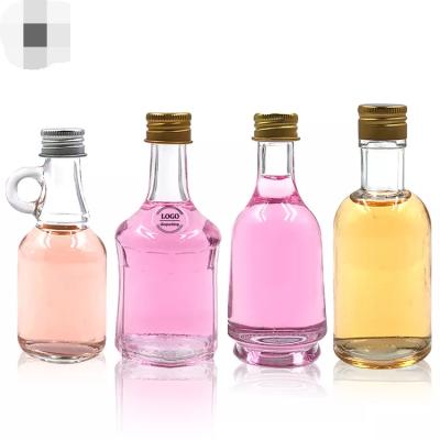 Cina Materiale del corpo Vetro 30ml 40ml 50ml 100ml Mini bottiglia per bevande Succo di vino Alcolici in vendita