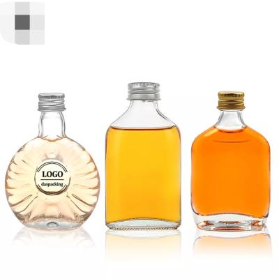 Cina Materiale del corpo Vetro 30ml 40ml 50ml 100ml Mini bottiglia per bevande Succo di vino Alcolici in vendita