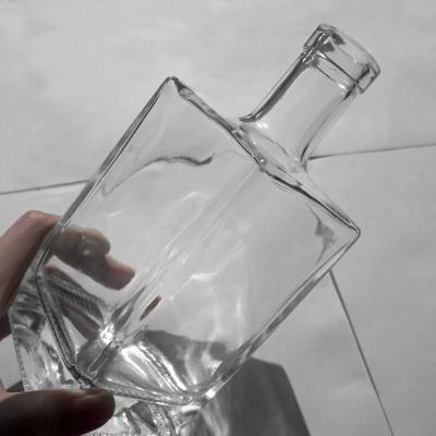 中国 透明ガラスウイスキーボトル 700ml 容量 パーソナライズされたバーとパーソナライズされた 販売のため