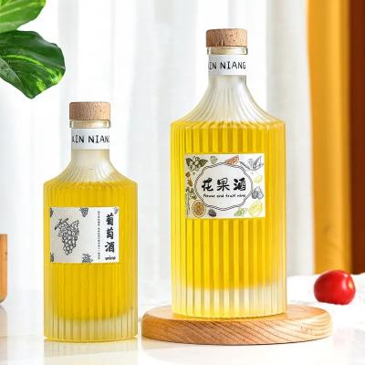 Cina Decal Surface Handling 500 ml bottiglia di vetro trasparente congelato per lo stoccaggio di alcol e succhi in vendita