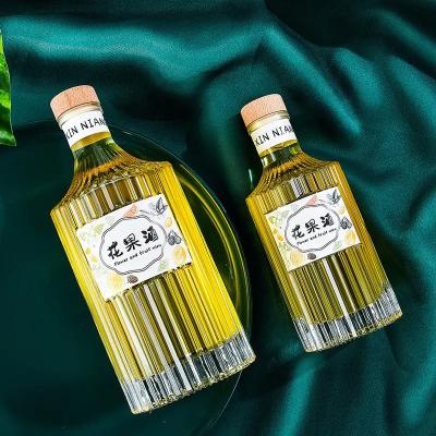 Cina Decal Surface Handling 500 ml bottiglia di vetro trasparente congelato per lo stoccaggio di alcol e succhi in vendita