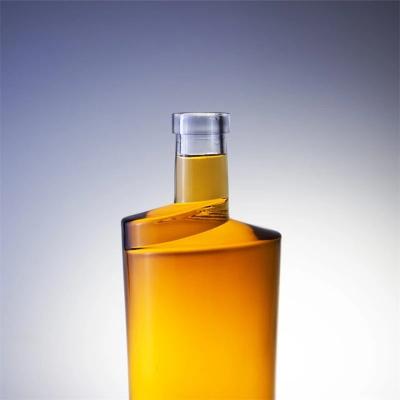 Cina Bottiglia Baijiu rotonda di 750 ml con vetro trasparente e tappo in legno in vendita