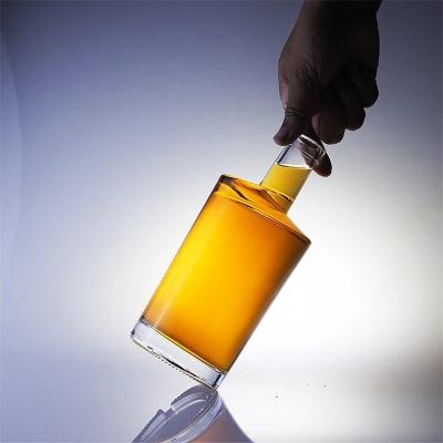 Cina Bottiglia Baijiu rotonda di 750 ml con vetro trasparente e tappo in legno in vendita