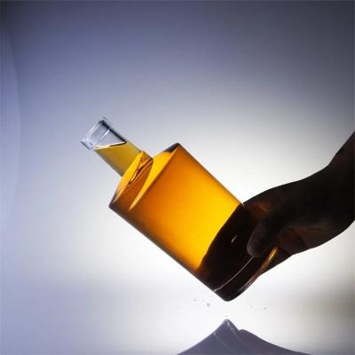 Cina Bottiglia Baijiu rotonda di 750 ml con vetro trasparente e tappo in legno in vendita