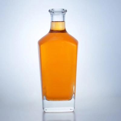 Cina Bottiglia di liquore di vetro 500 ml 750 ml Forma quadrata Con chiusura del colletto di vetro in vendita