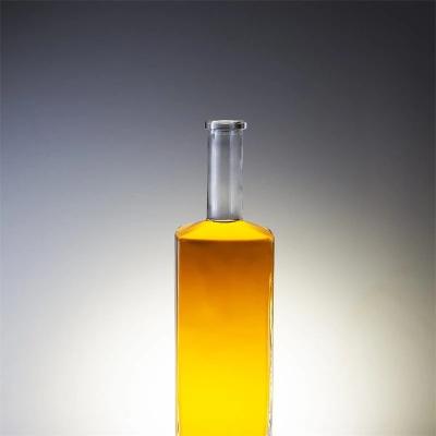 Cina Bottiglia di liquore di vetro 500 ml 750 ml Forma quadrata Con chiusura del colletto di vetro in vendita