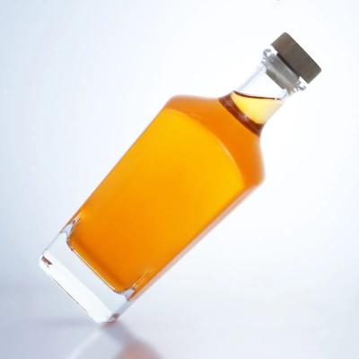 Cina Bottiglia di liquore di vetro 500 ml 750 ml Forma quadrata Con chiusura del colletto di vetro in vendita