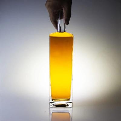 Cina Bottiglia di liquore di vetro 500 ml 750 ml Forma quadrata Con chiusura del colletto di vetro in vendita