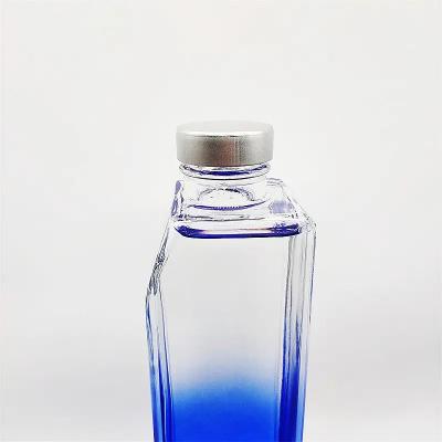 中国 容量 280ml 徐々に変更 アルミナ スクリューキャップ付き 青い四角いガラスワインボトル 販売のため
