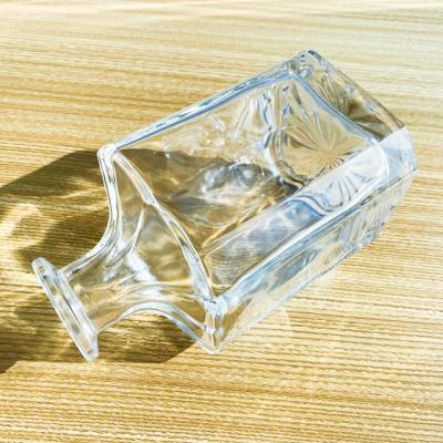 Cina Bottiglia di vino di vetro con tappo di sughero 500ml e 750ml Bottiglia vuota a disegno quadrato in vendita
