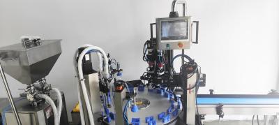 China Máquina de rellenar automatizada 20-300ml de acero inoxidable con capsular en venta