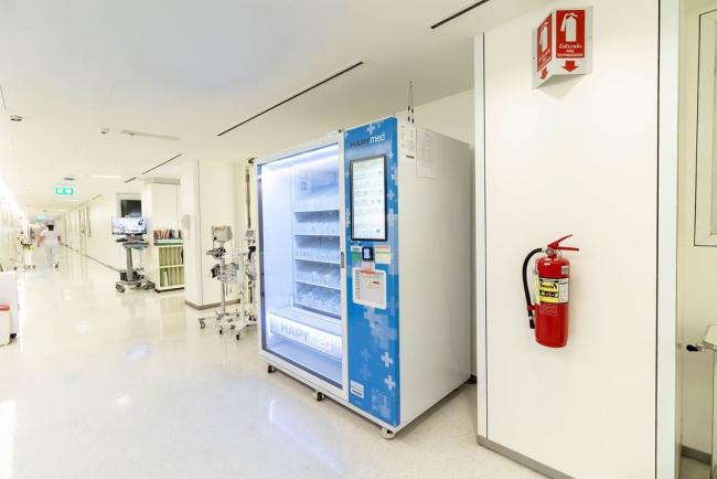 Hot selling 22 inch touch screen snack drink vending machine with cooling system in Malaysia airport