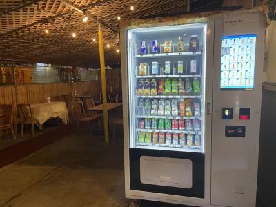 China Kundenspezifischer Snack-Getränkeautomat mit Aufzugs-Direktschub und spiralförmigem Warentablett-Automaten mit intelligentem System zu verkaufen