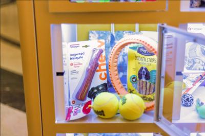 China Customized Spiral Lockers Combination Vending Machine For Dog Cat Food Treats Toys Pet Vending Machine for sale