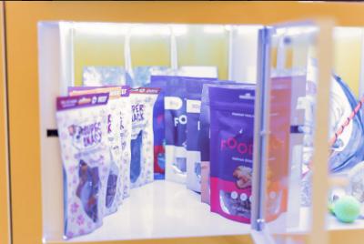 China Pet Park Self-Service Pet Accessories Vending Machine With Card Reader For Sale Pet Food Dog Treats Wash Supply for sale