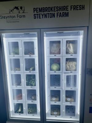 China Refrigerated Locker Vending Machine With Cash Payment And Room-Temperature Option for sale
