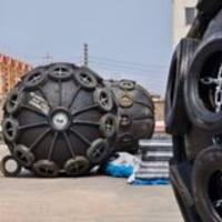China Innovative Solid Rubber Cylindrical Fender Systems Customized Size Explosion Proof Technology for Optimal Impact Cutting for sale