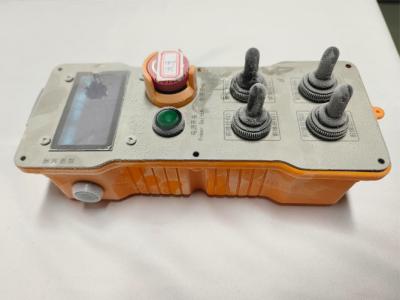 中国 Ultra Low Temperature -40 ℃, 2 Engines, 1 Receiver, 300 Meters, 4 Lever, 8 Switches, Fully Interlocked Industrial Remote 販売のため