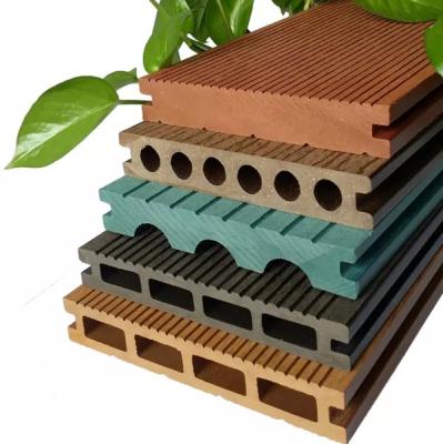 Cina Il Decking all'aperto del giardino composito di plastica della pavimentazione di legno della struttura del pellame si imbarca su di plastica in vendita
