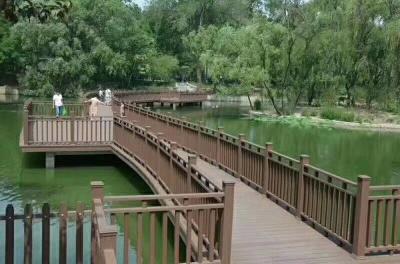China WPC composto Nontoxic que cerca 100% sistemas de trilhos UV recicláveis do vinil da resistência à venda