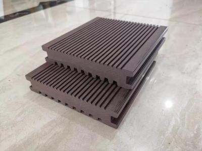 Cina Il composto di plastica di legno di Decking solido 25mm di 21mm x di 140 WPC riveste la pavimentazione laminata in vendita