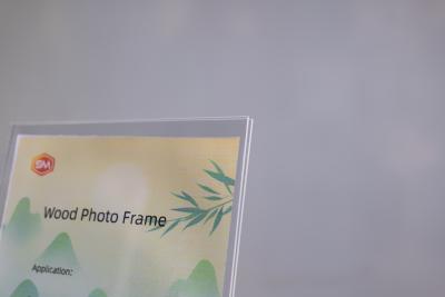 Cina DIY Transparent Table Standing U Shaped Acrylic Sign Holder con base di faggio di noce in vendita