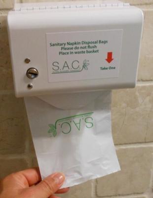 China Bolsos de Diposal de la servilleta sanitaria, trazadores de líneas gruesos verdes, naturales, biodegradables, abonablees del compartimiento 70 L, vagos abonablees de la prueba del escape en venta