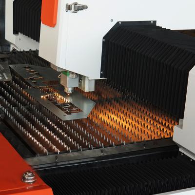 Cina 1000W 2000W 1500W 3000W Fiber Laser Cutting Machine For Metal in vendita