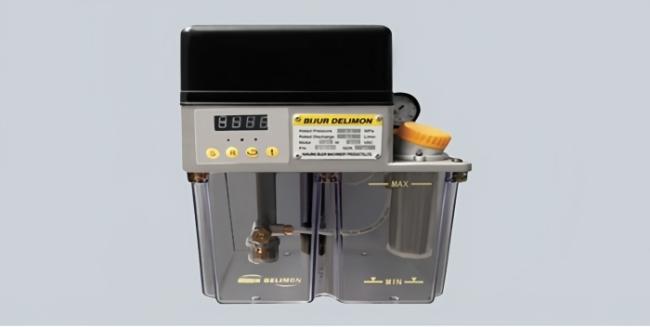 Automatic lubrication system with closed forced spray mechanism