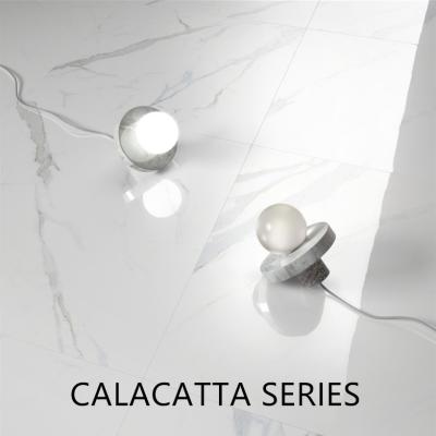 Cina Assorbimento dell'acqua 0,5% 60x60 cm Porcellana dorata Calacatta Piastrelle di parete bianche vetrate in vendita